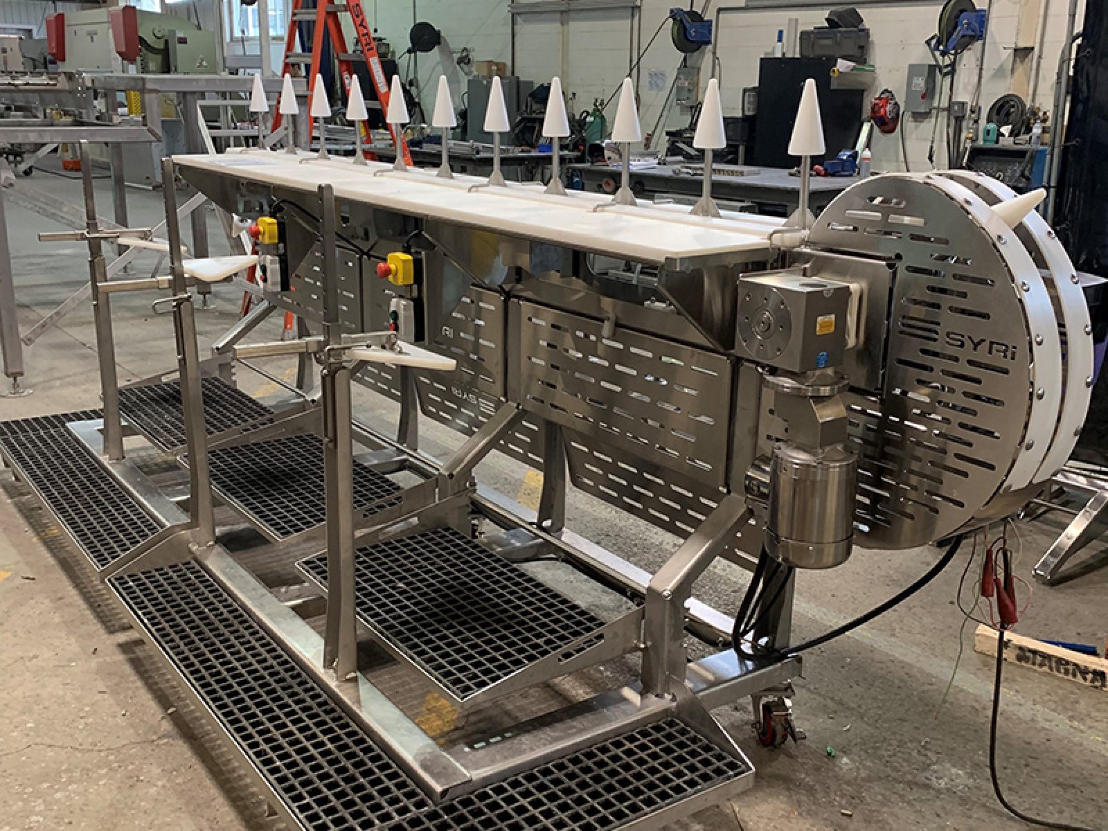 DEBONING CONE CONVEYOR - Syri Stainless